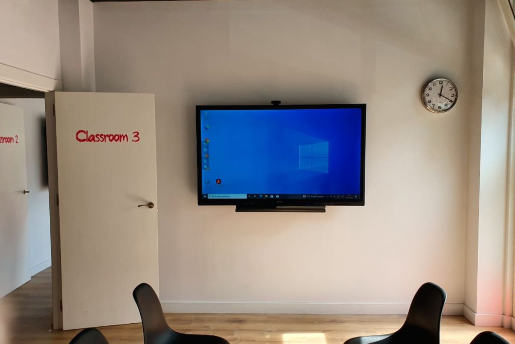 Cómo instalar una pantalla digital interactiva | SERVOF Barcelona
